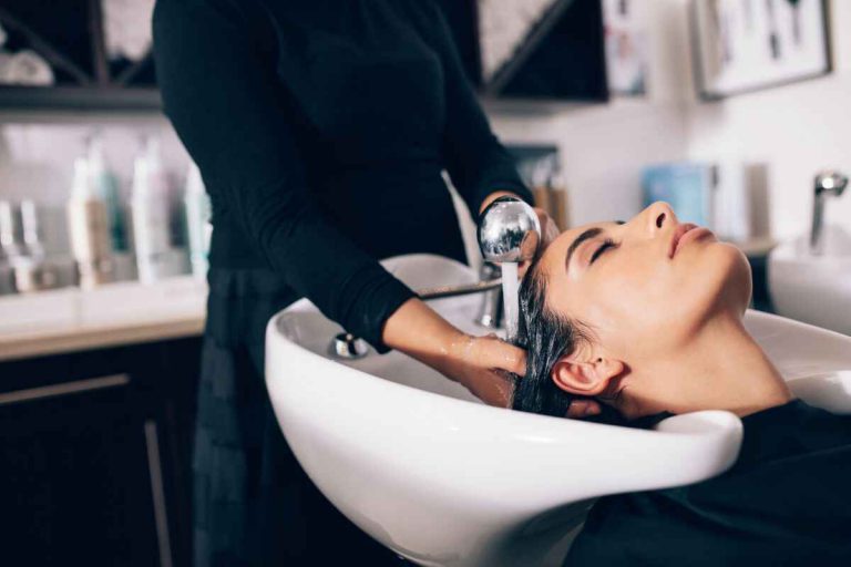 Hair Spa: Manfaat, Proses, dan Bedanya dengan Hair Mask & Creambath
