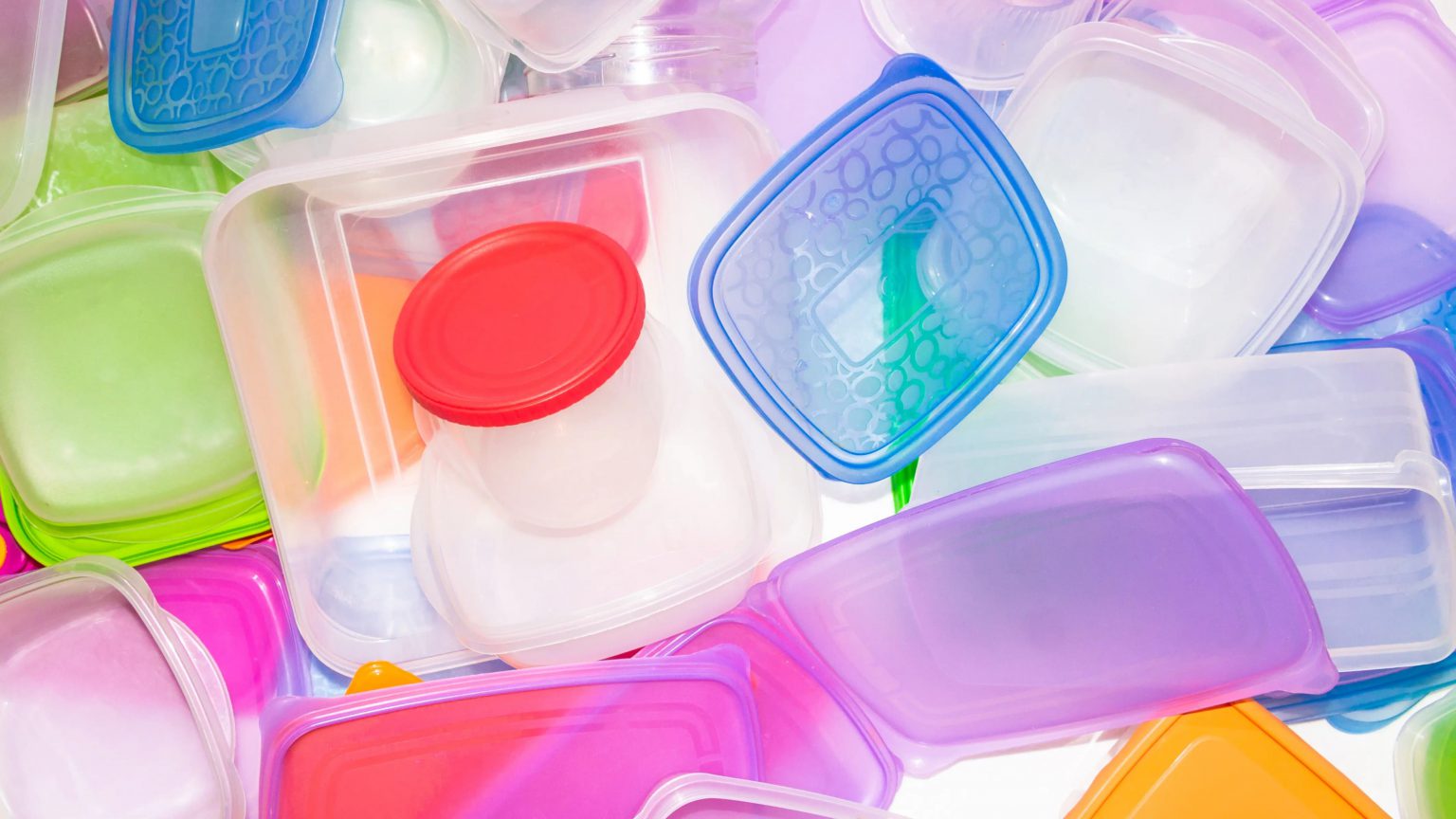 5 Cara Mudah Membersihkan Bahan Plastik yang Sudah Menguning